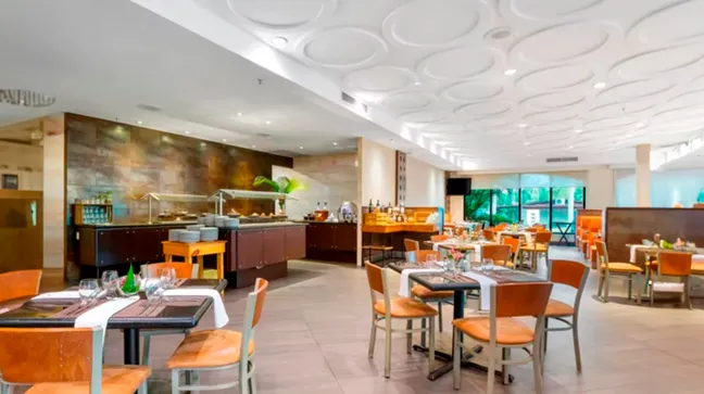 Holiday Inn Panama Canal - Paga $13: Desayuno Buffet Típico ...